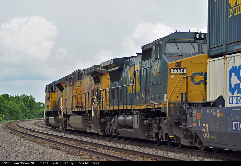 CSX 7309 on eastbound UP intermodal train